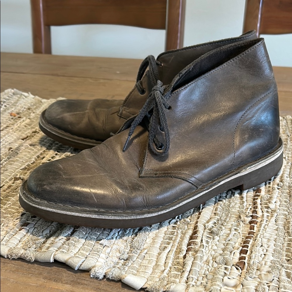 Clarks Brown Chukka Boots Sleek Design - Gem